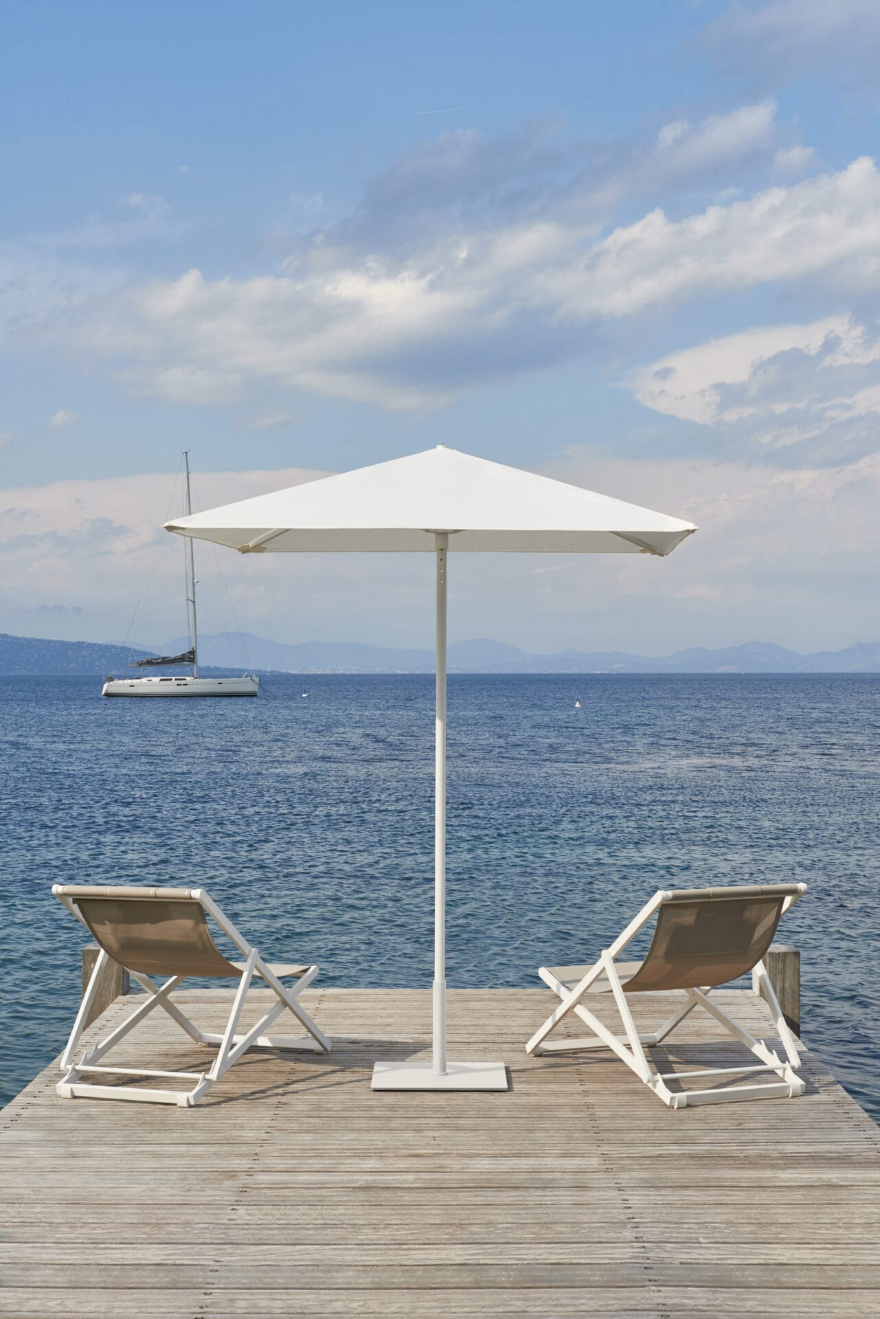 Alexa Folding Beach Chair - Akula Living